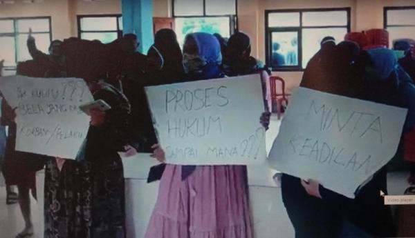 Pelaku Pelecehan Seksual Tak Ditahan, Emak-Emak di Ciamis Geruduk ... Pelaku Pelecehan Seksual Tak Ditahan, Emak-Emak di Ciamis Geruduk ...