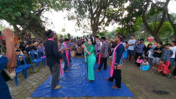 Tradisi Sedekah Bumi, Warga Desa Nglobo Blora Gelar Tarian Beksan Tayub ...