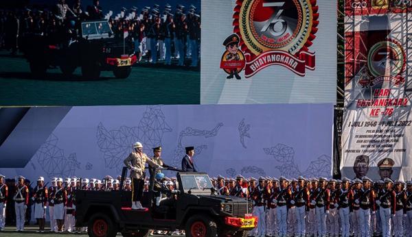 Presiden Jokowi Hadiri HUT ke-76 Bhayangkara di Kampus Akpol Semarang
