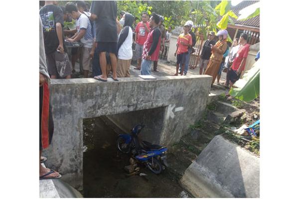 Sugeng Tewas Masuk Parit Usai Tabrakan dengan Emak-Emak yang Belok Mendadak Sugeng Tewas Masuk Parit Usai Tabrakan dengan Emak-Emak yang Belok Mendadak