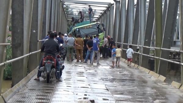 Truk Pengangkut CPO Terperosok di Jembatan Rusak Aceh Singkil Truk Pengangkut CPO Terperosok di Jembatan Rusak Aceh Singkil