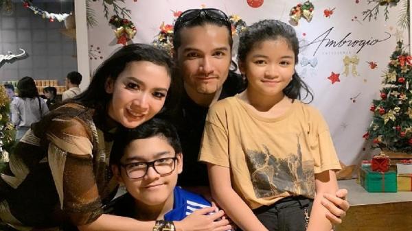 Potret Seksi Ury Kartha, Istri Romy Rafael yang Dijuluki Hot Mom oleh ...