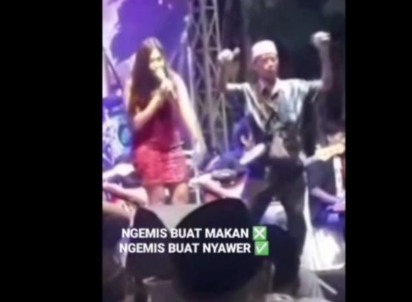 Viral Kakek Pengamen Lampu Merah di Probolinggo Sawer Biduan sambil Joget