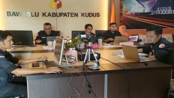 Namanya Tercatut Jadi Kader Partai, Belasan Warga Mengadu ke Bawaslu Kudus Namanya Tercatut Jadi Kader Partai, Belasan Warga Mengadu ke Bawaslu Kudus