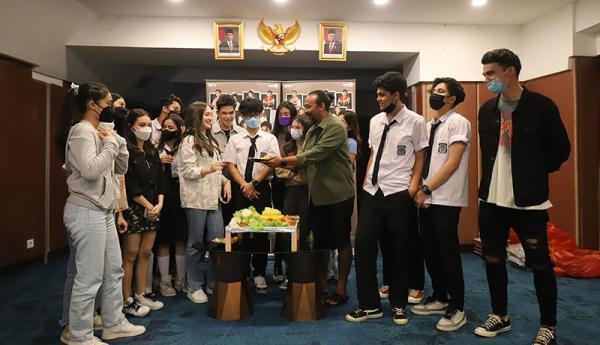 Syukuran Tayang Perdana Sinetron Serigala Bucin