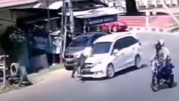 Terekam CCTV, Aksi Viral Polantas di Gowa Gelayutan di Kap Mobil yang Hindari Razia
