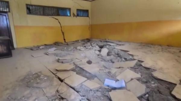 Bangunan SD di Brebes Ini Tetap Dipakai Belajar Mengajar Meskipun Rusak ... Bangunan SD di Brebes Ini Tetap Dipakai Belajar Mengajar Meskipun Rusak ...