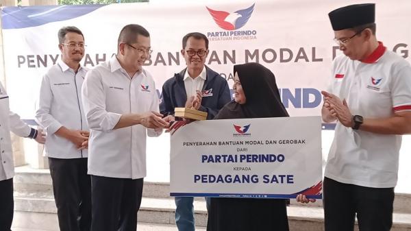 Hary Tanoesoedibjo Serahkan Gerobak dan Modal Usaha ke Pedagang Hary Tanoesoedibjo Serahkan Gerobak dan Modal Usaha ke Pedagang