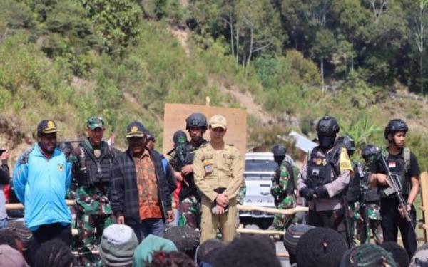 Jalan Dipalang Keluarga Korban Tabrak Lari, Pemda Puncak Jaya Bersama TNI-Polri Turun Tangan