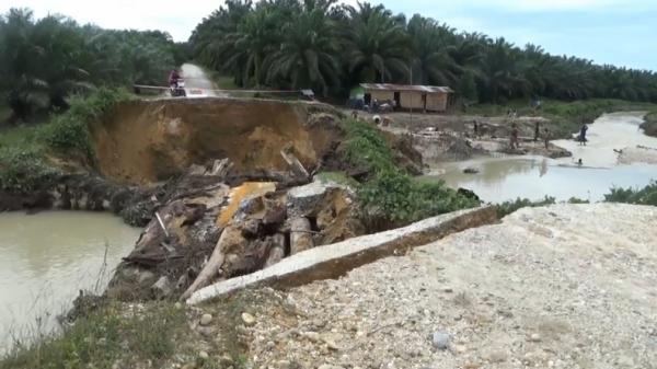 Jembatan di Aceh Singkil Roboh, Warga Terancam Kehabisan Sembako Jembatan di Aceh Singkil Roboh, Warga Terancam Kehabisan Sembako