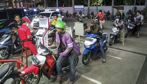 Panik Isu Harga BBM Naik, Sejumlah SPBU Dipadati Kendaraan Isi ...