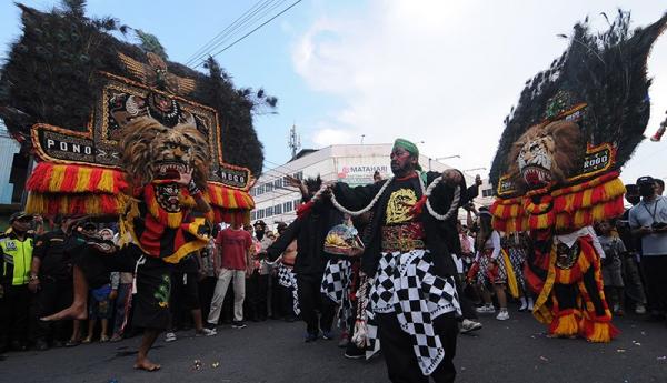 Disambut Ribuan Warga, Ganjar Pranowo Ikuti Parade Reog di Ngawi