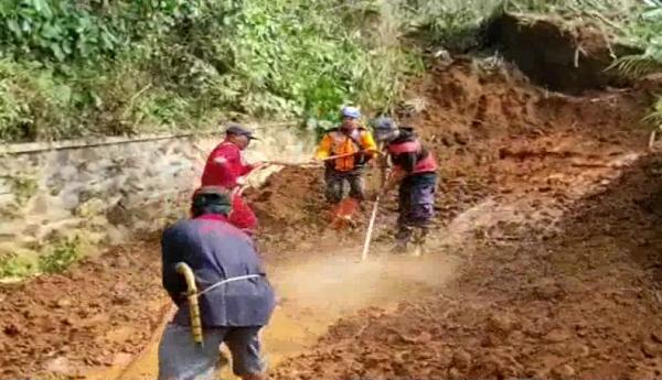 Diguyur Hujan, Tebing 10 Meter di Cikalongwetan KBB Longsor, Akses Warga Terputus