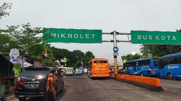 Harga BBM Naik, Sopir Mikrolet di Terminal Senen Bingung Tak Berani ...