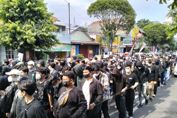 Kenakan Pakaian Serba Hitam, Ratusan Mahasiswa di DIY Tolak Kenaikan BBM