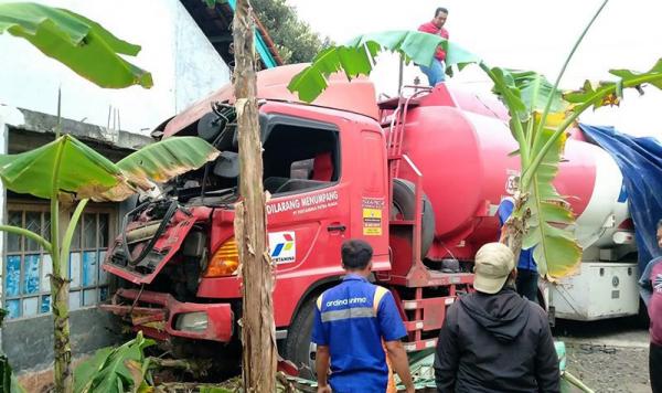 Truk Tangki BBM Tabrak Truk Parkir dan Pagar Rumah Warga di Cilacap, Sopir Luka Ringan
