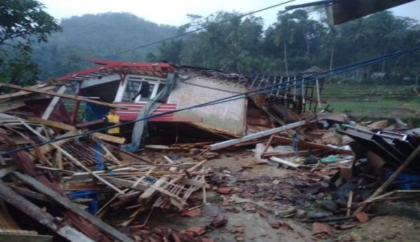 Rumah Porak-poranda Diterjang Puting Beliung, 59 KK di Campaka Cianjur Ngungsi