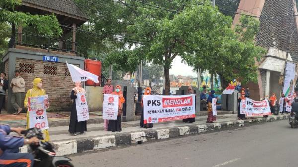 Kader PKS Kota Bandung Gelar Flash Mob Tolak Kenaikan Harga BBM