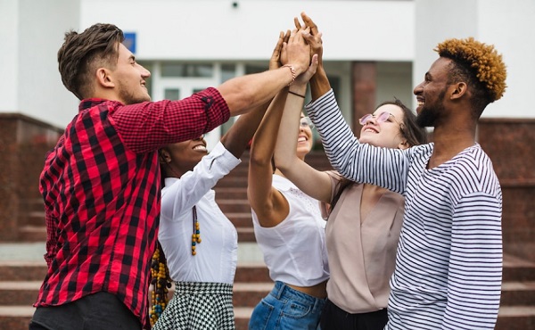 7 Bentuk Interaksi Sosial yang Ada di Masyarakat, Lengkap Contohnya