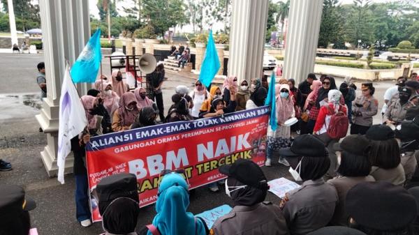 Tolak Kenaikan Harga BBM, Puluhan Emak-Emak Berdaster di Jambi Demo di ... Tolak Kenaikan Harga BBM, Puluhan Emak-Emak Berdaster di Jambi Demo di ...
