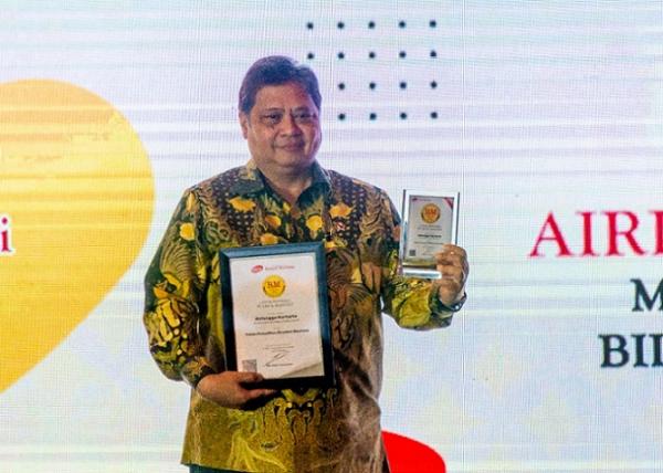 Menko Airlangga Raih Penghargaan Tokoh Pemulihan Ekonomi Nasional Menko Airlangga Raih Penghargaan Tokoh Pemulihan Ekonomi Nasional