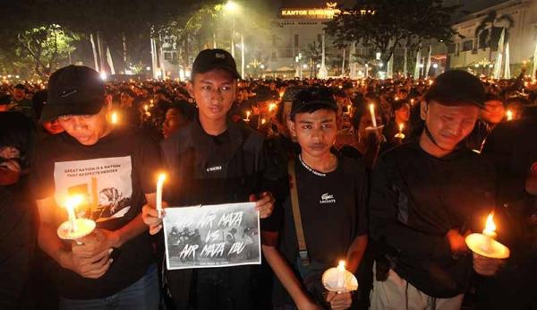 Ribuan Bonek Berbaju Hitam Doa Bersama untuk Aremania Korban Tragedi ...