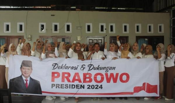 Ratusan Emak-Emak di Trenggalek Gaungkan Prabowo Presiden 2024