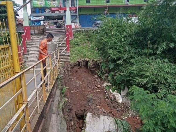 Jembatan Penghubung di Cijujung Bogor Ditutup akibat Longsor