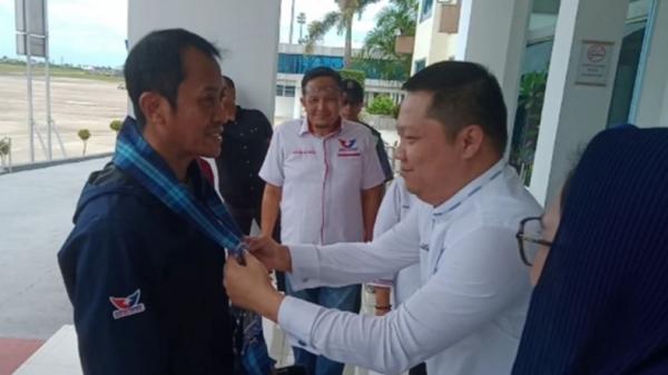 Datang Ke Jambi Sekjen Dpp Partai Perindo Ahmad Rofiq Dikalungi Selendang