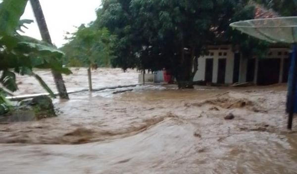 Diguyur Hujan Deras, Sungai Cibareno Meluap, Puluhan Rumah Terendam Banjir Diguyur Hujan Deras, Sungai Cibareno Meluap, Puluhan Rumah Terendam Banjir