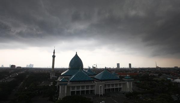 Gubernur Khofifah Imbau Masyarakat Waspada Cuaca Ekstrem Dan Bencana