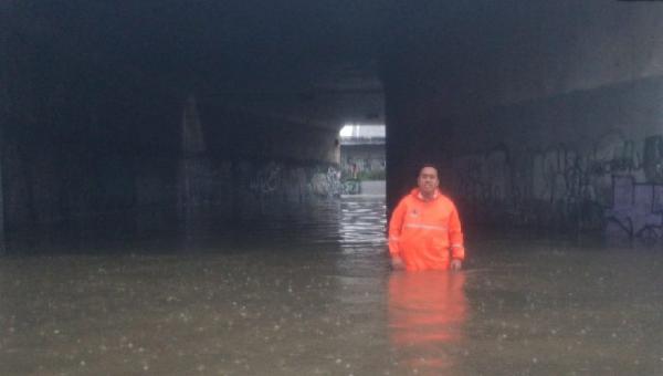 Kolong Tol Meruya Utara Banjir Hampir 1 Meter, Kendaraan Tak Bisa Lewat Kolong Tol Meruya Utara Banjir Hampir 1 Meter, Kendaraan Tak Bisa Lewat