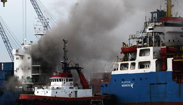Kapal Kargo Terbakar di Pelabuhan Tanjung Perak