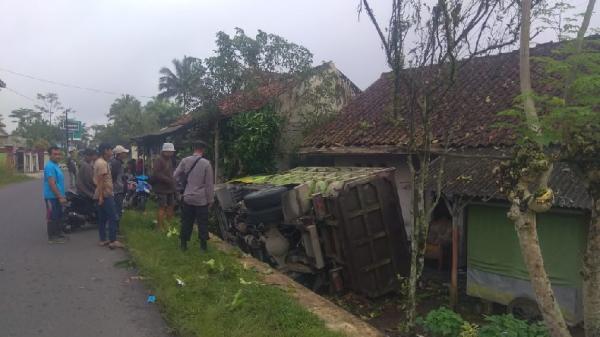 Truk Terguling Nyaris Timpa Rumah di Sukaratu Tasikmalaya, Sopir Diduga Ngantuk