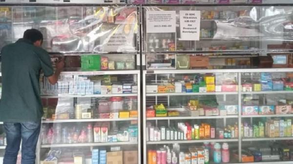 Pastikan Obat Sirop Diturunkan dari Etalase, Petugas Puskesmas di ...