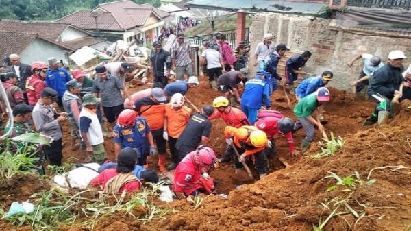 Tebing 7 Meter di Caringin Sukabumi Longsor Timpa Rumah, 3 Penghuni Tewas Tertimbun