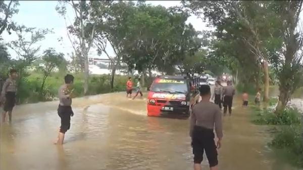 Jalan Nasional Sampang-Bangkalan Terendam Banjir, Lalu Lintas Macet