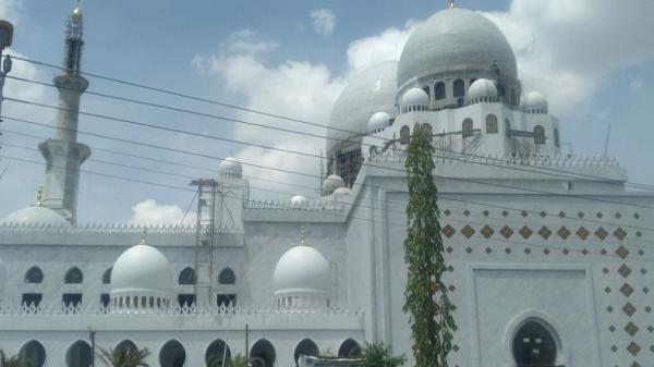 7 Fakta Masjid Sheikh Zayed Solo, Simbol Persahabatan hingga Pusat ...
