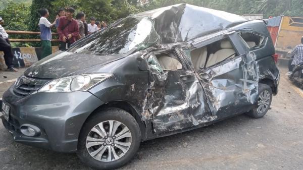 4 Penumpang Mobil Terluka akibat Tertimpa Batu Besar di Cadas Pangeran ... 4 Penumpang Mobil Terluka akibat Tertimpa Batu Besar di Cadas Pangeran ...