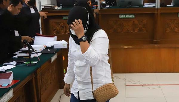 Diminta Hakim Jujur, Susi Pergi dengan Tutup Muka usai Jadi Saksi Pembunuhan Brigadir J