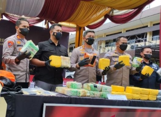 Tangkap 3 Kurir Narkoba Polisi Gagalkan Peredaran 42 Kg Sabu Dari Malaysia