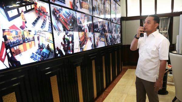 Pantau Pelayanan Lewat CCTV, Walkot Surabaya Tegur Bawahan yang Kerja Pakai Sandal
