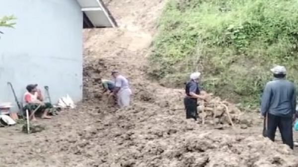 Tebing 10 Meter Longsor Timbun Rumah di Sindangbarang Cianjur, Penghuni Selamat