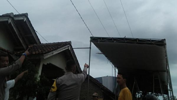 Apes, 2 Pekerja Tersengat Listrik saat Dirikan Tenda Hajatan di Pesawaran