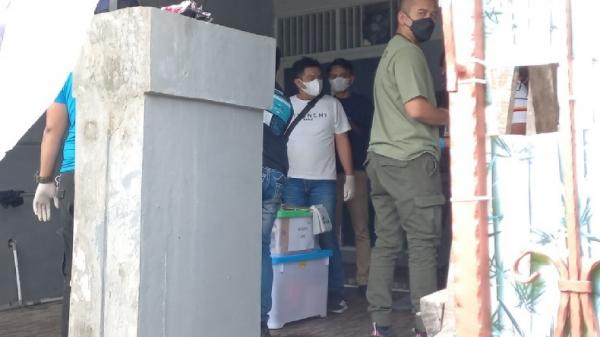 Selesai Olah TKP Sekeluarga Tewas di Kalideres, Polisi Bawa 2 Boks ... Selesai Olah TKP Sekeluarga Tewas di Kalideres, Polisi Bawa 2 Boks ...
