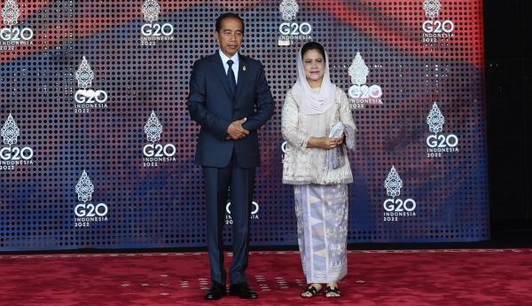 Penampilan Presiden Jokowi dan Iriana Siap Sambut Para Pemimpin Negara G20