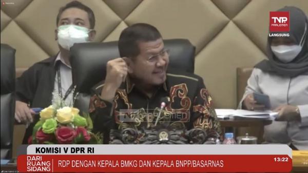 Viral Wakil Ketua Komisi V DPR Tertawa Lihat Kepala BMKG Masuk ke Bawah ...
