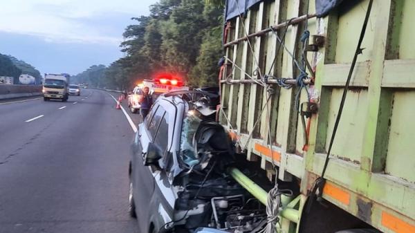 Kronologi Tabrakan di Tol Cipularang, Xenia Masuk Kolong Truk dan Terseret