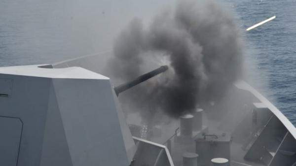 3 Kapal Perang TNI AL di Laut Banongan Tembakkan Meriam 76 MM
