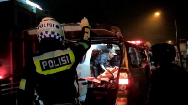 Pemotor Boncengan di Mojokerto Tabrak Truk Sepulang dari Tempat Hiburan Malam, 1 Tewas
